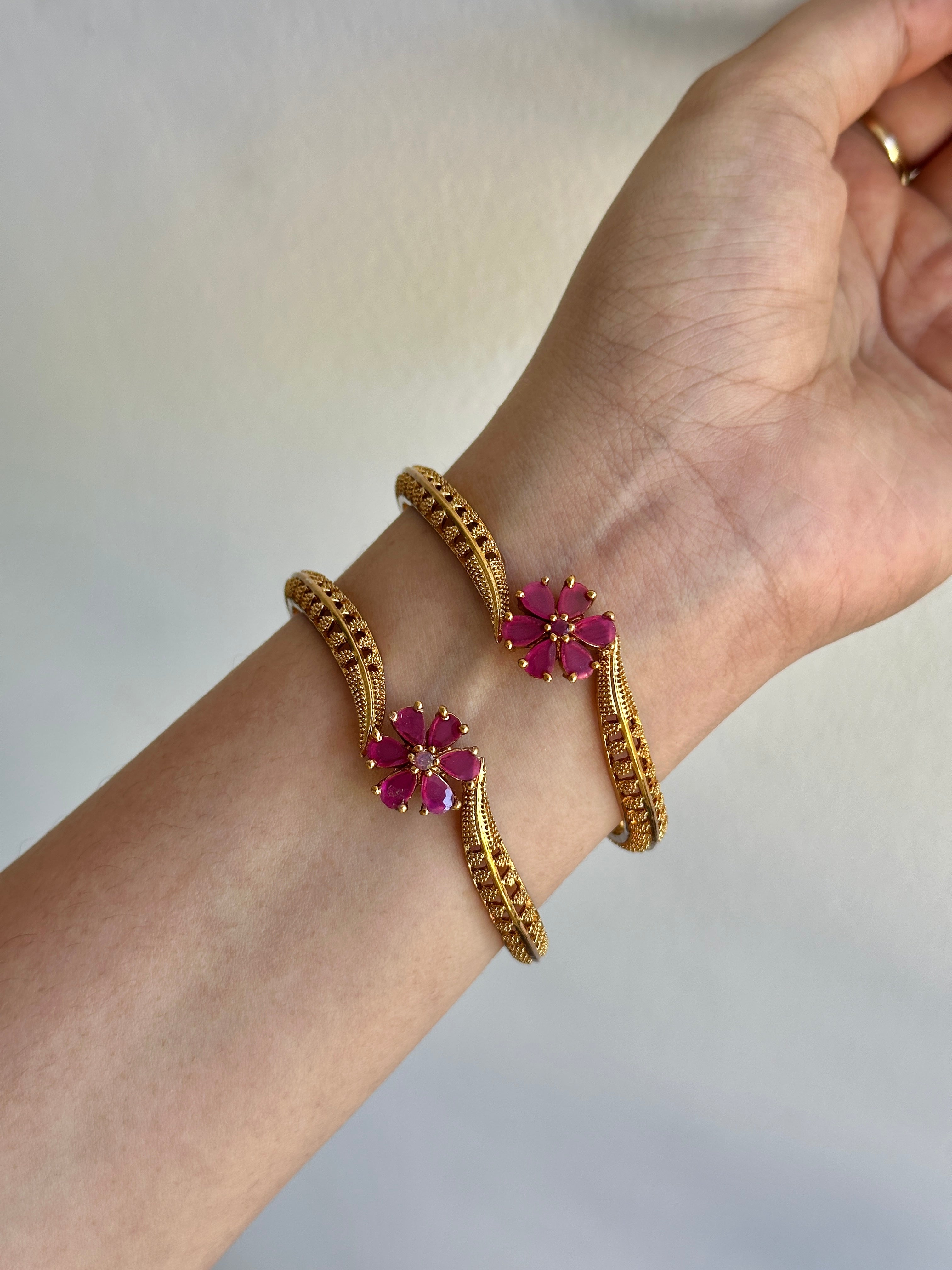 Ruby Flower Bangles – Ohbyozy