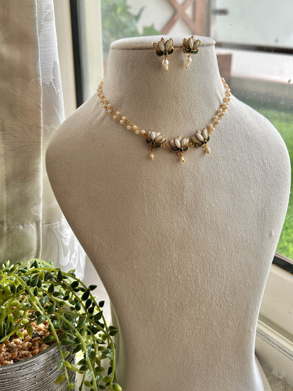 Tri Lotus Pearl Choker – Ohbyozy